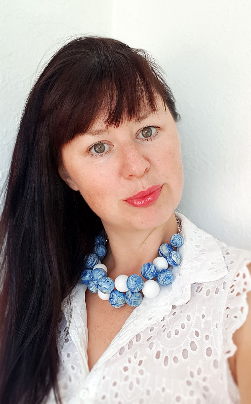 Maria Kirillova – Red Moon
